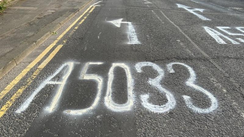 Knutsford man paints own road markings over safety concerns - BBC News