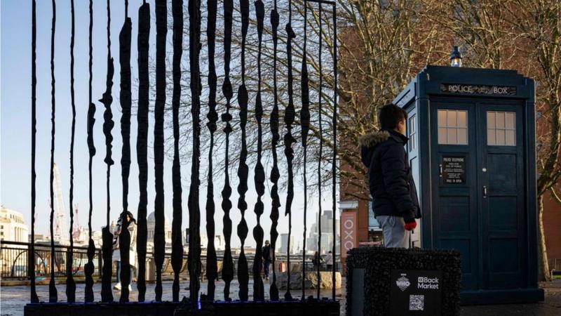 Technology 'regenerated' into Doctor Who sculpture - BBC News