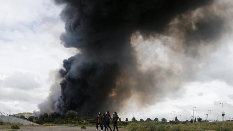 Spain toxic tyre dump at Sesena forces mass evacuation - BBC News