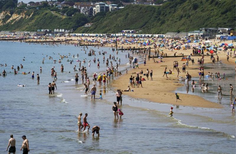 In pictures: UK soaks up sun as heatwave set to continue - BBC News
