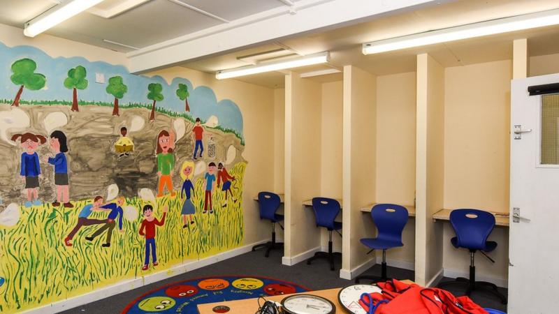 'Hundreds of pupils spend week in school isolation booths' - BBC News