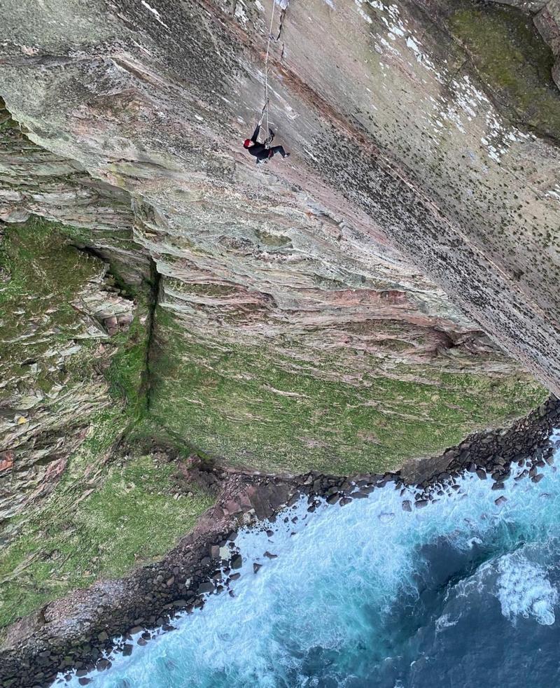 Climbers scale 'biggest adventure' in UK climbing - BBC News