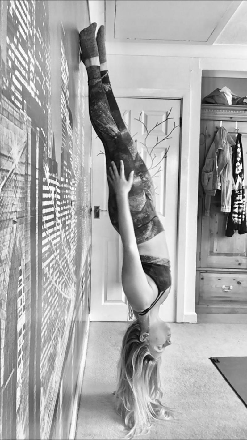 Coronavirus: Your pictures of lockdown at home - BBC News