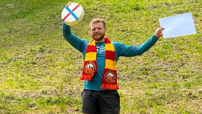 Cheese rolling race: Hundreds compete in Coopers Hill event - BBC News