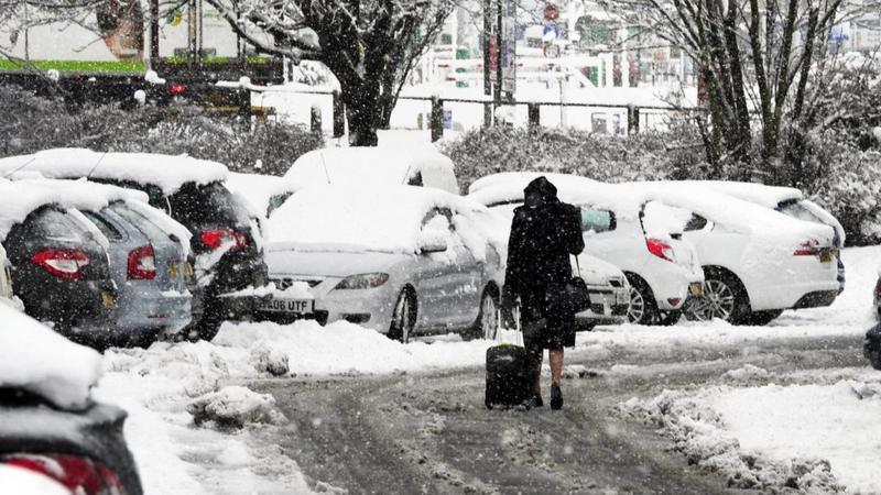 Heavy snow affects travel in the north of England - BBC News
