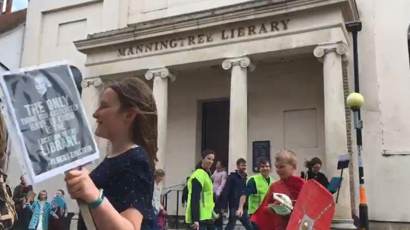 Essex libraries closures: Children protest against proposals - BBC News