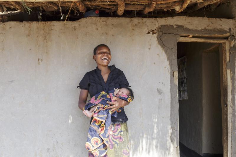 Malawi mums and their newborns on their first day of life - BBC News