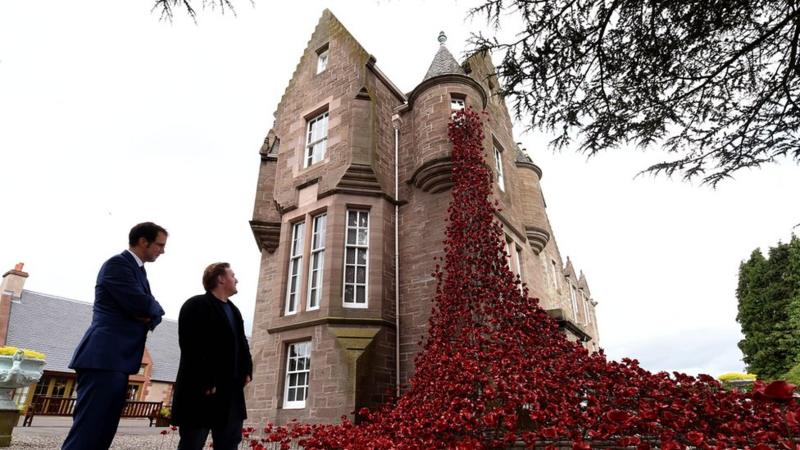 Weeping Window poppy sculpture opens in Perth - BBC News