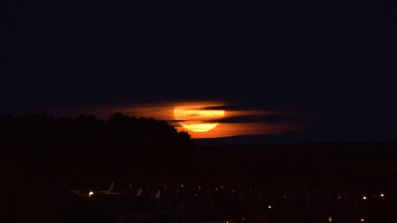 Scots go lunar for 'Supermoon' - BBC News