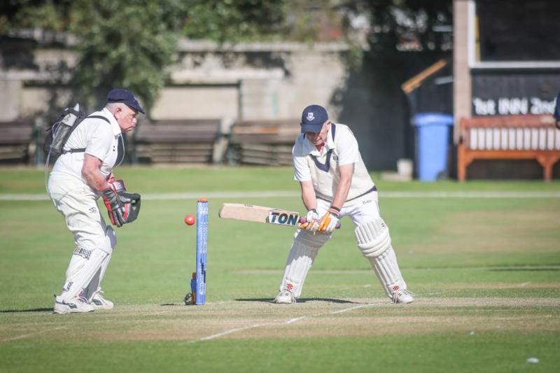 The 82-year-old who plays cricket wearing an oxygen tank - BBC News