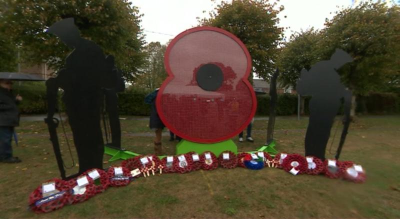 Giant WW1 poppy memorial unveiled in Wincanton - BBC News
