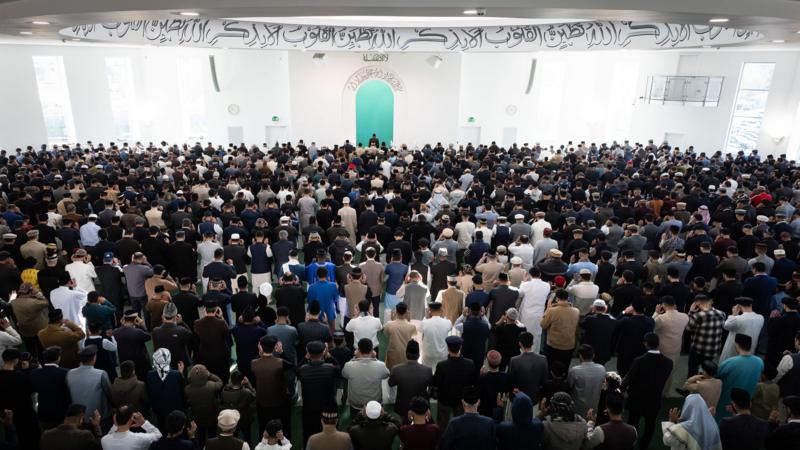 Worshippers gather at Morden mosque in London to celebrate Eid - BBC News
