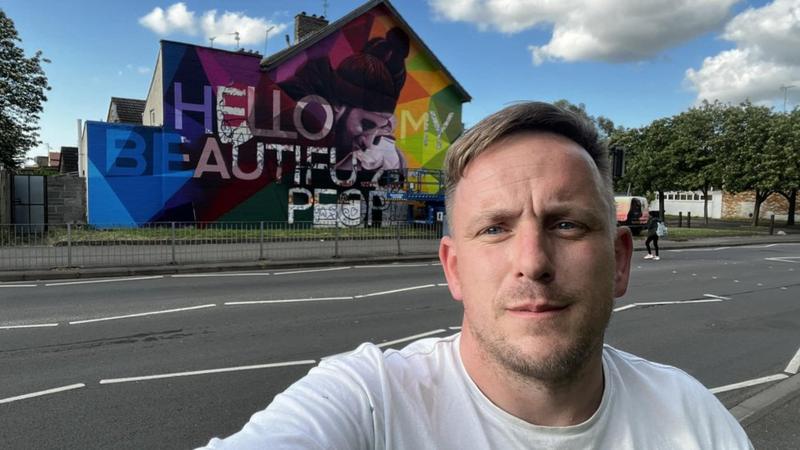 Peterborough: Artist transforms street with 'positive' mural - BBC News