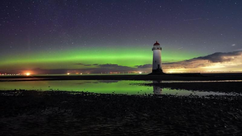 Northern Lights illuminate the skies across Wales - BBC News