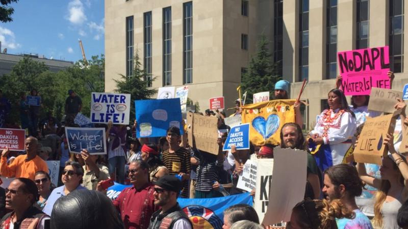 Protests over huge N Dakota oil pipeline - BBC News