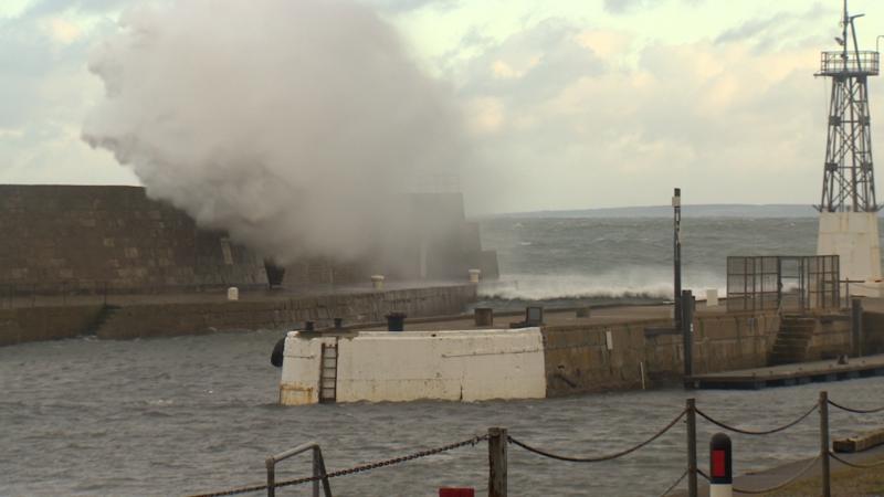 Snow, ice and high winds disrupts travel in Scotland - BBC News