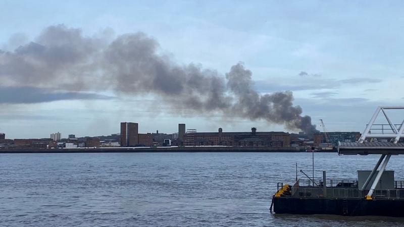 Liverpool fire causes huge plumes of smoke over city - BBC News