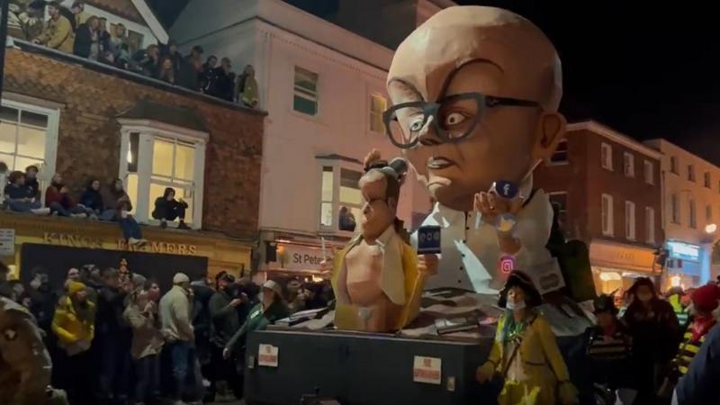 Lewes Bonfire Night: Rishi Sunak unveiled as effigy - BBC News