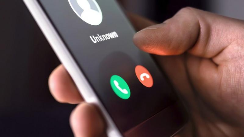 Salisbury woman loses £20k through AI investment scam - BBC News