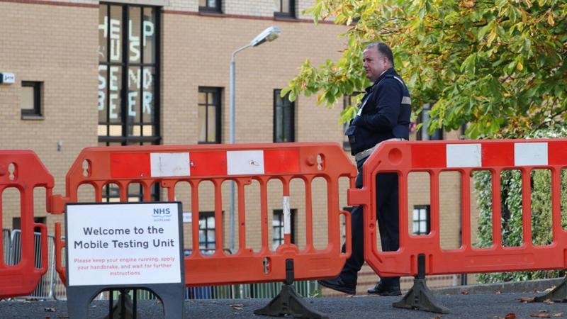 Coronavirus: Students 'scared and confused' as halls lock down - BBC News