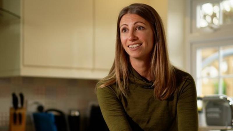 Basildon Hospital midwives star in TV documentary series - BBC News