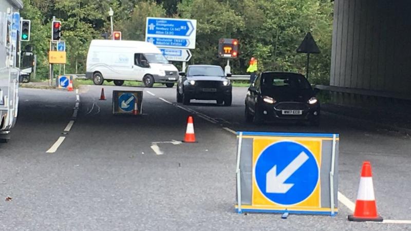 M3 Winchester closed: Thousands of drivers hit by delays - BBC News