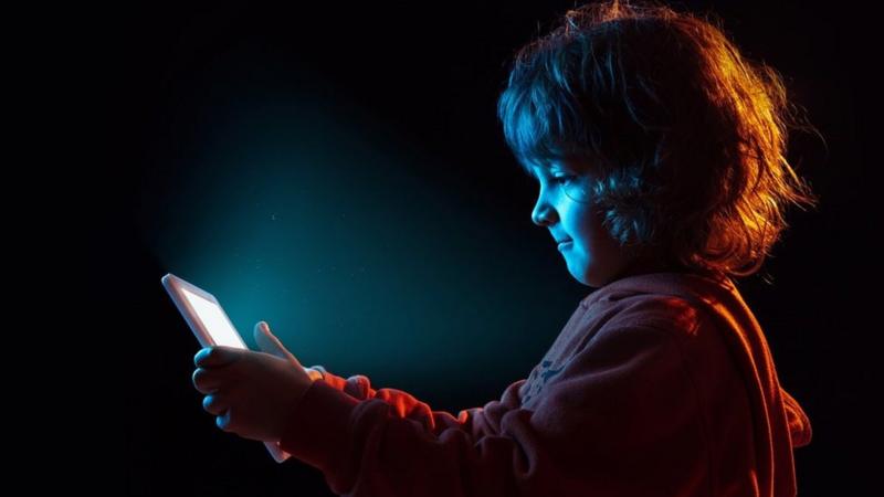 Google and Facebook under pressure to ban children's ads - BBC News