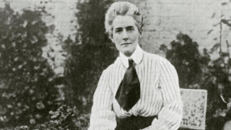 Norwich Cathedral graveside ceremony for Edith Cavell - BBC News