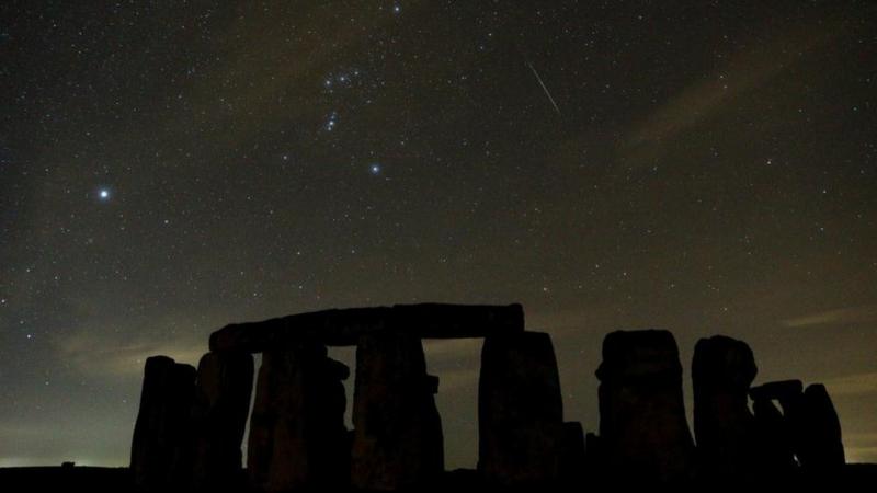 Geminid meteor shower lights up night sky - BBC News