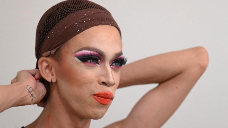 Taylor Sheesh: The Taylor Swift drag tribute dazzling Asia - BBC News