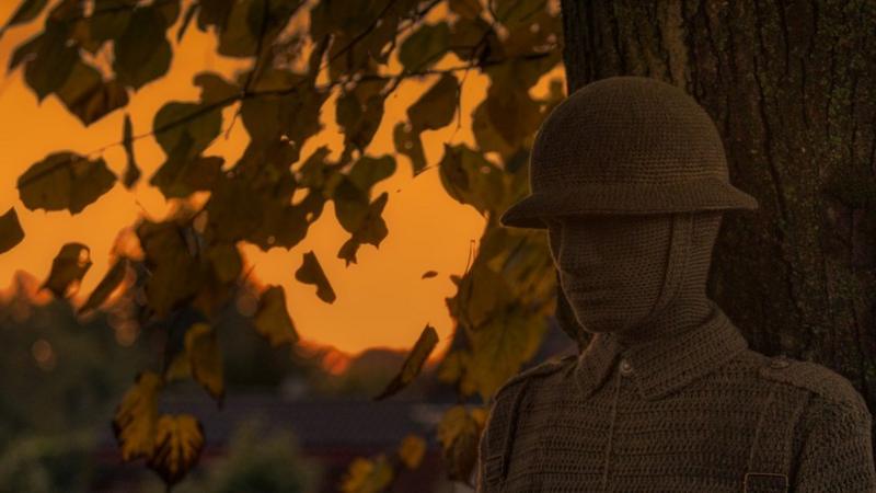 Ilkeston: Woman crochets 6ft soldier to mark Remembrance Day - BBC News