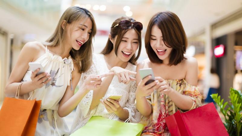 How chat apps are transforming the global conversation - BBC News