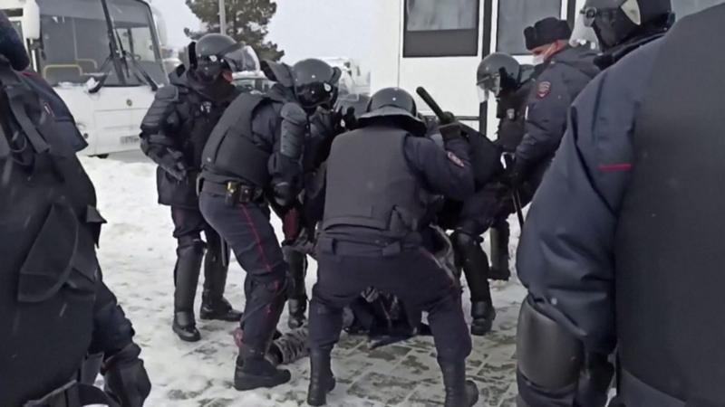Protests across Russia see thousands detained - BBC News