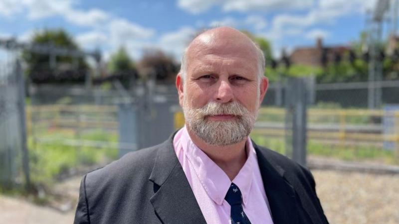 East West Rail: Route for £5bn Bedford to Cambridge link announced - BBC News