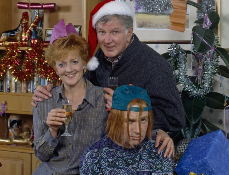 Hitchhiker's actor Stephen Moore dies aged 81 - BBC News