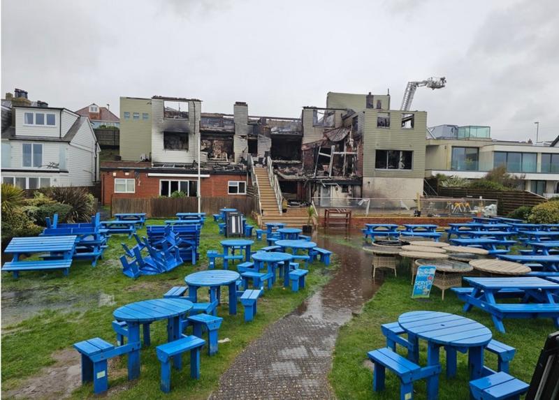 Fareham fire: Osborne View pub staff evacuated from pub - BBC News
