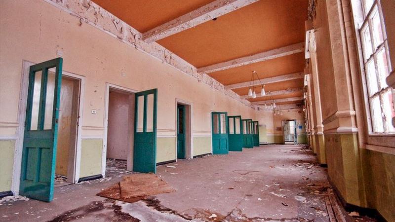Strange beauty: The photographers capturing urban decay - BBC News
