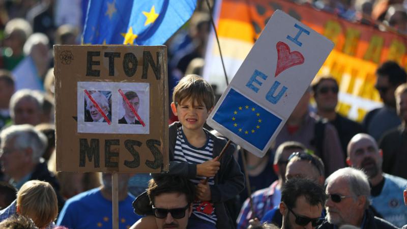 People's Vote march: Hundreds of thousands attend London protest - BBC News
