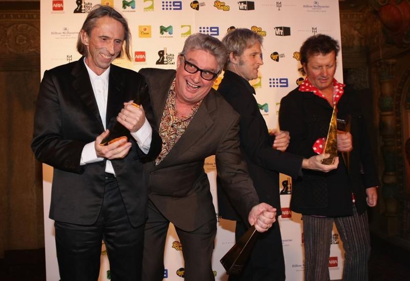 Mental As Anything singer Andrew ‘Greedy’ Smith dies aged 63 - BBC News