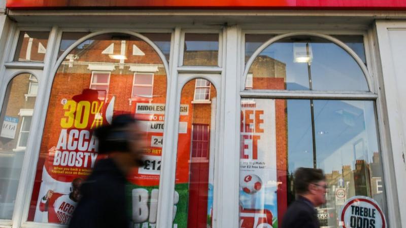 Problem gambling: Why do some people become addicted? - BBC News