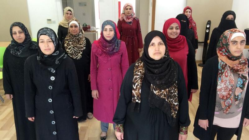 Queens of Syria gives modern twist to ancient tale - BBC News