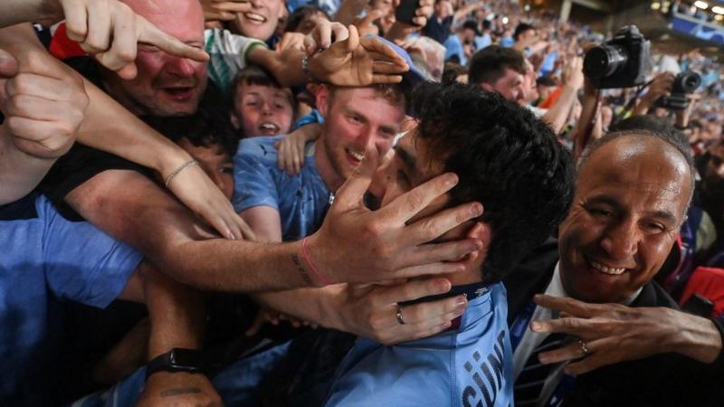 Manchester City fans and players celebrate historic Treble in the rain ...