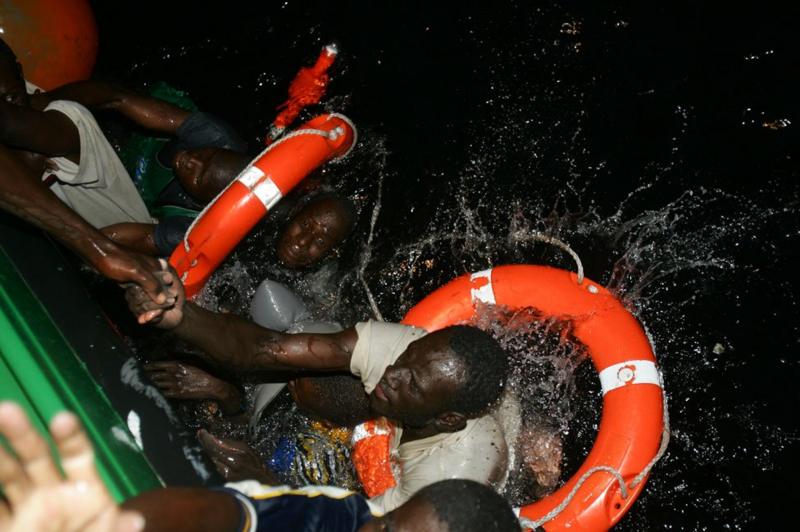 10 moving photos of Europe's migrant crisis - BBC News