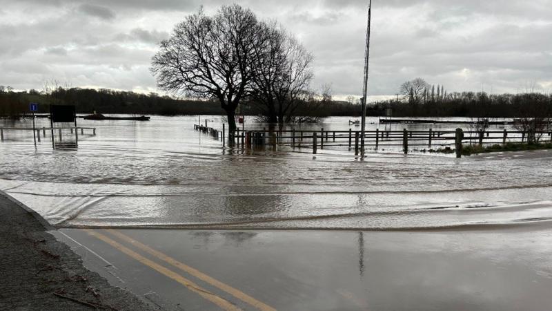 England flooding: Hundreds of homes evacuated after heavy rain - BBC News