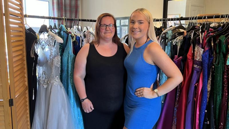 100 prom dresses donated so Washington youngsters can go to ball - BBC News