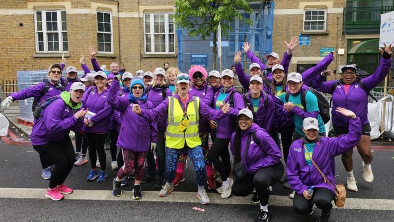 The London Marathon runners proud to be last - BBC News