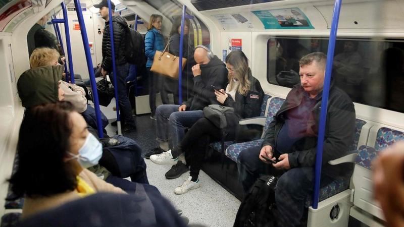 Coronavirus: Social distancing 'impossible' on London commute - BBC News