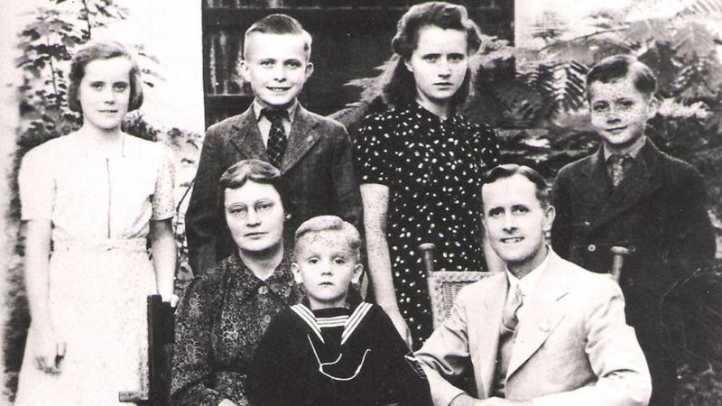 Growing up in a Japanese WW2 internment camp in China - BBC News