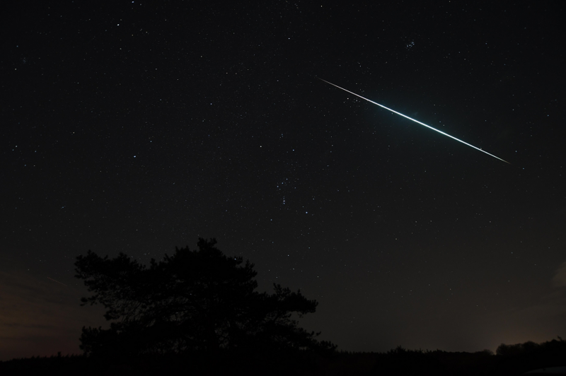 Geminid meteor shower lights up night sky - BBC News