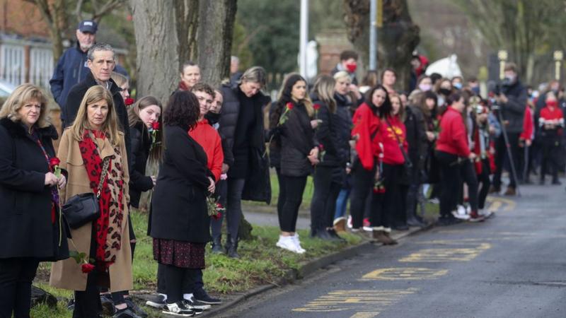 Olly Stephens: Mourners line streets for Reading funeral - BBC News